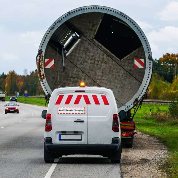Schild "Vorsicht! Überbreites Fahrzeug folgt"