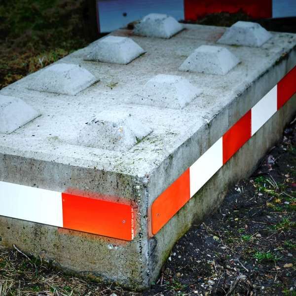 Warning markings for concrete blocks